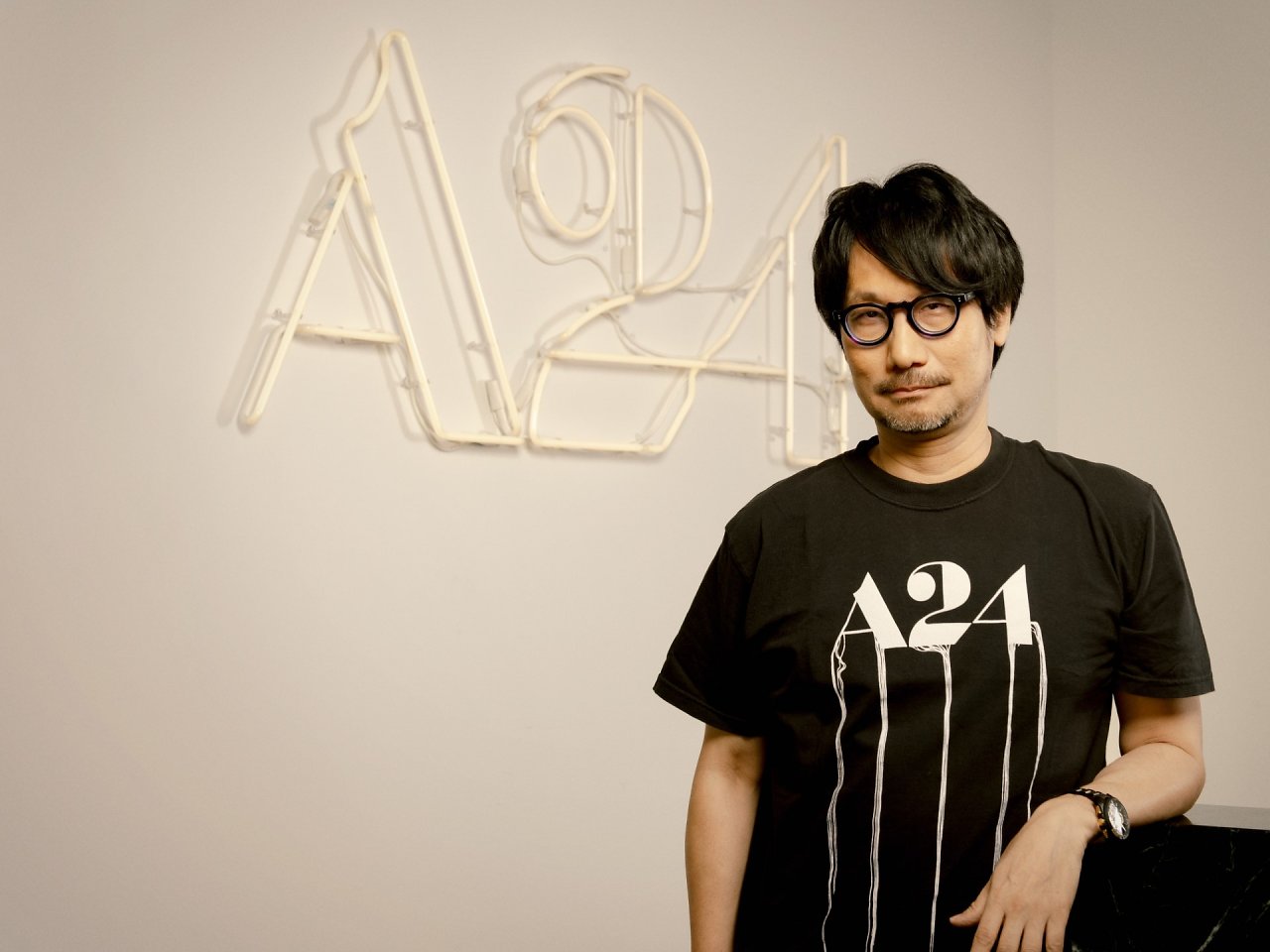 Xbox-Chefin Asha Sharma überrascht Hideo Kojima mit mysteriöser Box